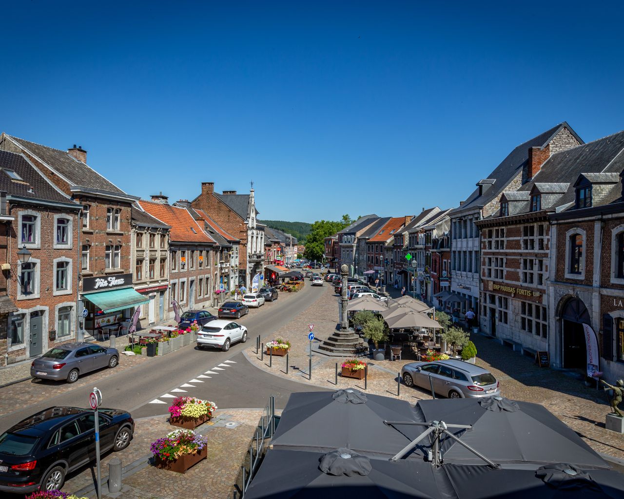 Monumentos y arquitectura Theux - Town hall and Place du Perron en ...