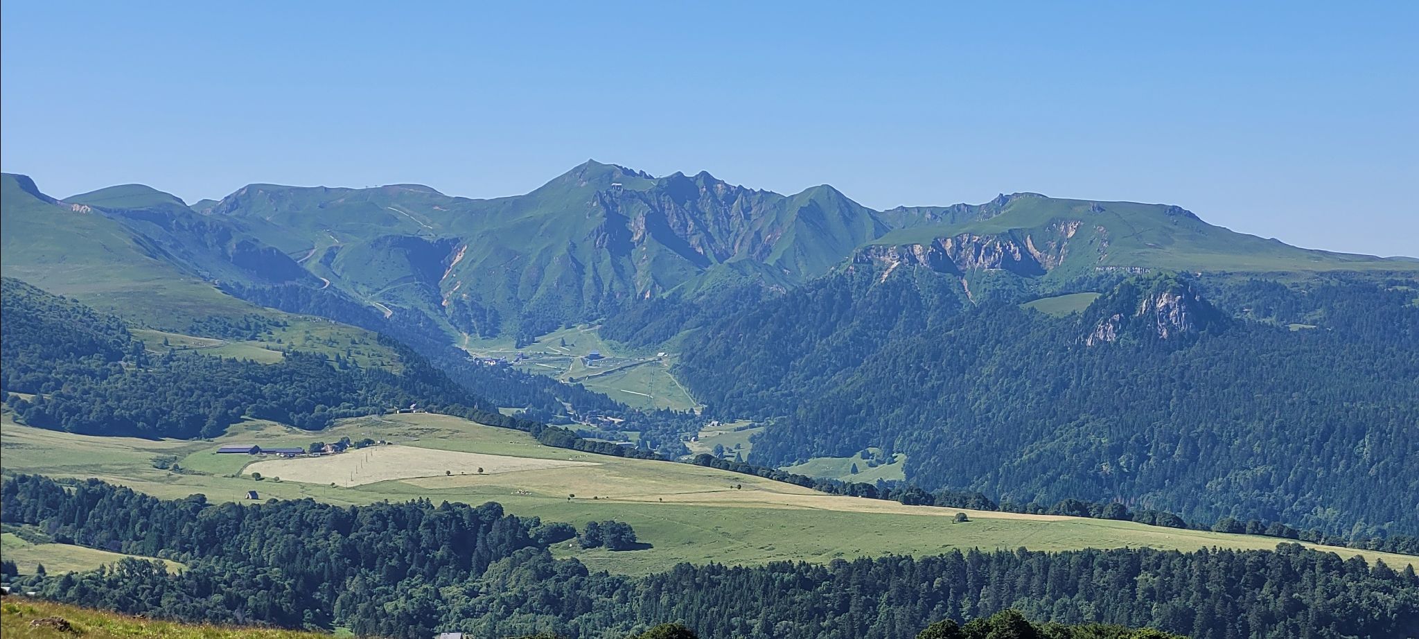 Trail Walking at Saulzet-le-Froid: Lac du Guerry Banne Ordanche ...